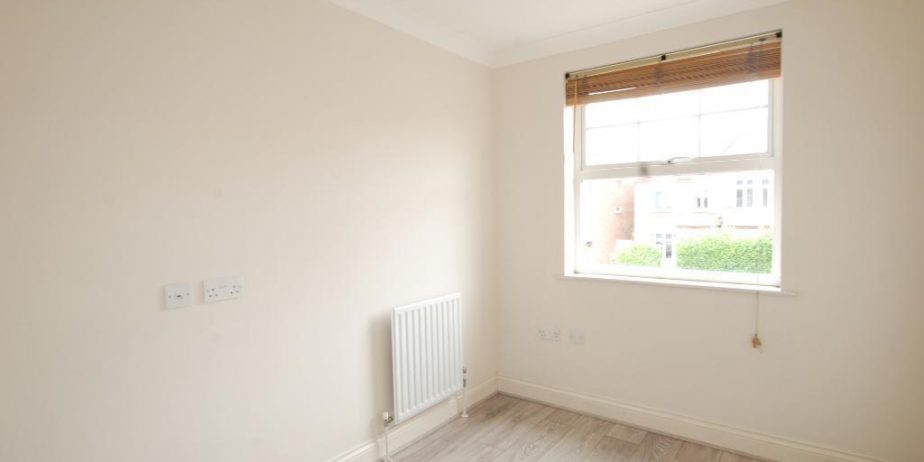2 bedroom flat Pepys Road, Raynes Park, Raynes Park, London, SW20 8NG ...