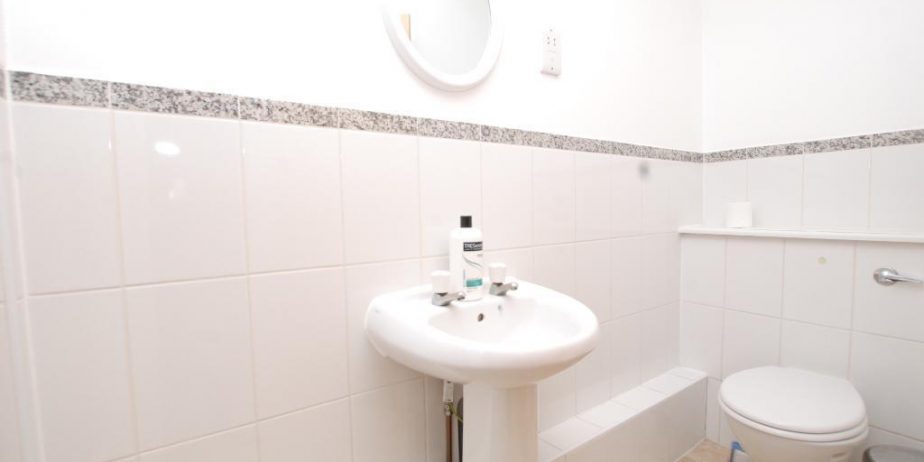 2 bedroom flat Pepys Road, Raynes Park, Raynes Park, London, SW20 8NG ...